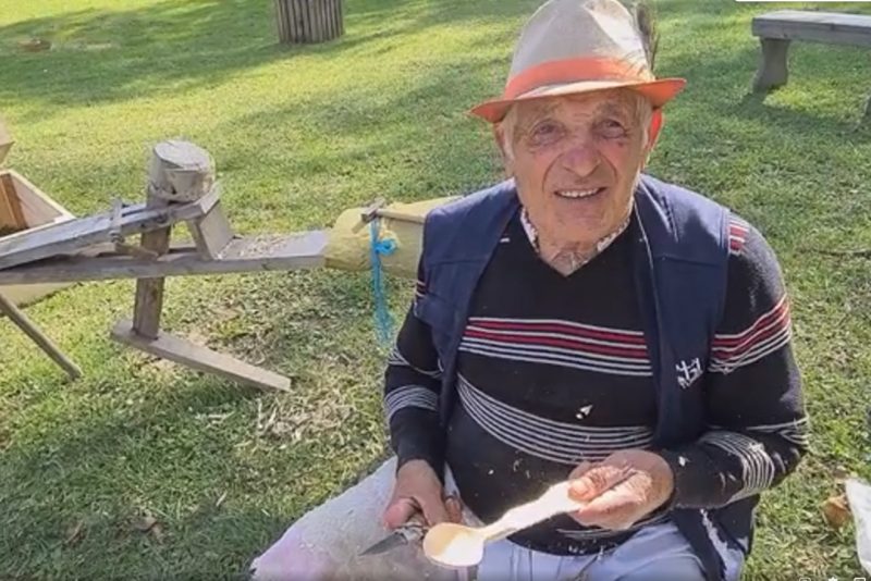 VIDEO| La 86 de ani, un meșter a venit în Muzeul ASTRA să predea noii ...