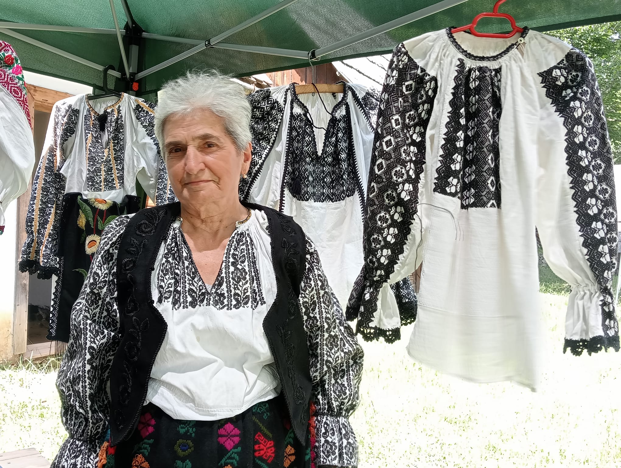 Lucia Ciocoiu, meșterul popular care a venit cu ia de mireasă în Muzeul ...
