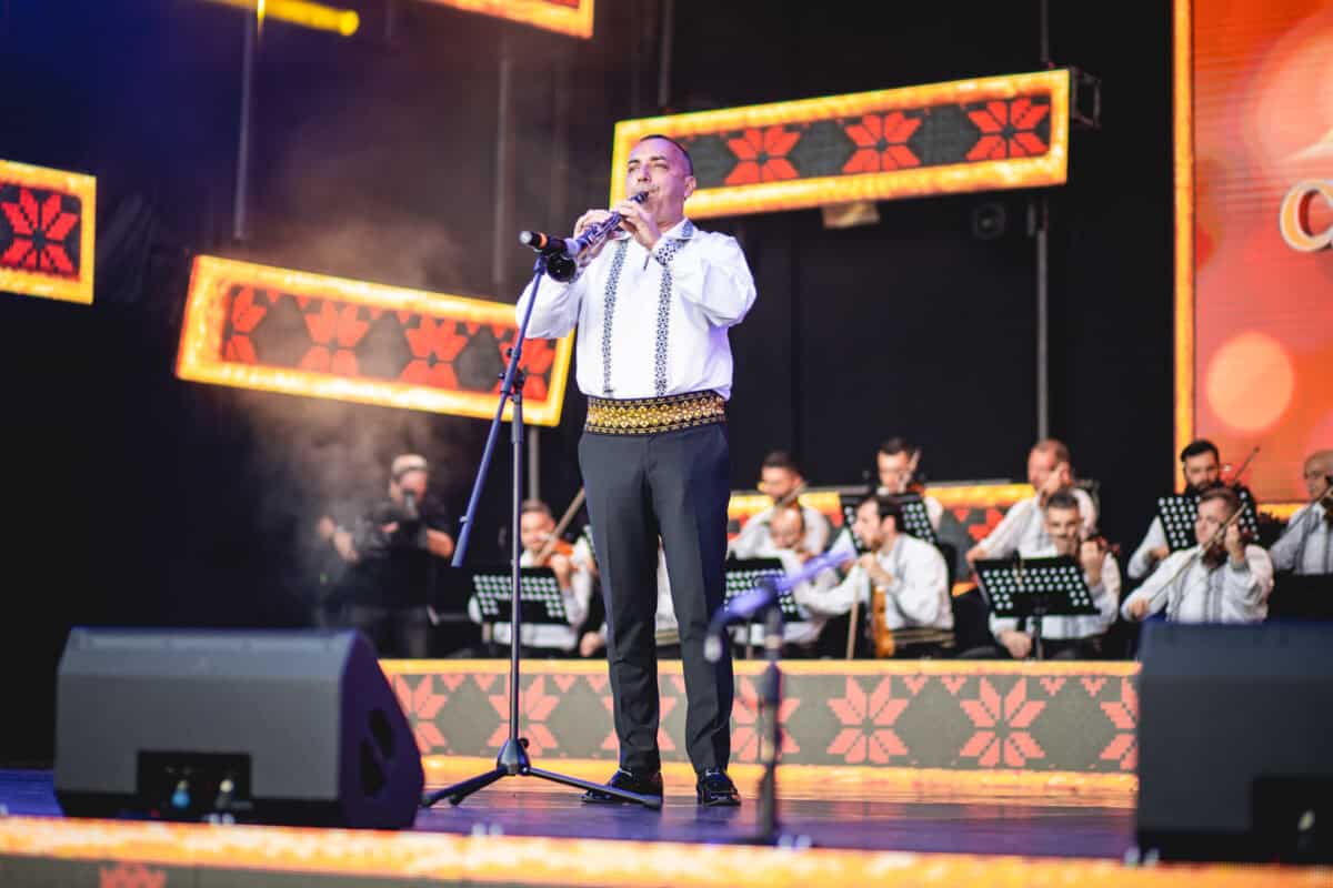 Adrian Neamțu, sărbătorit pe scena “Cântecelor Munților”, la 50 de ani ...