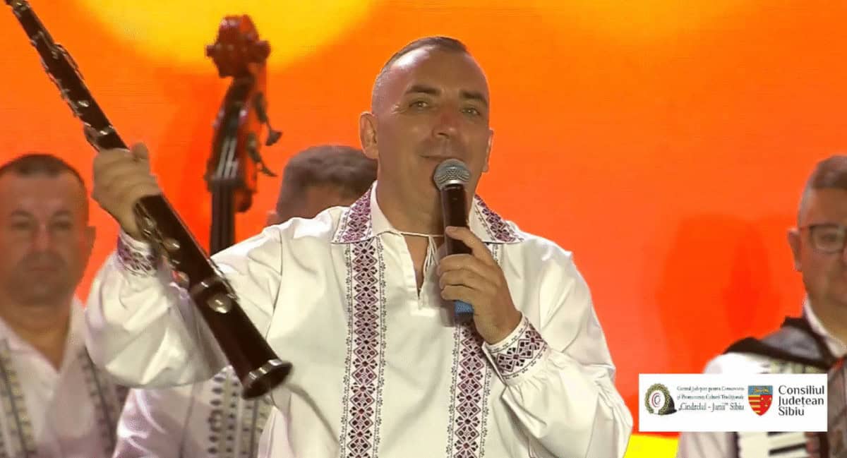 VIDEO| Taragotistul Adrian Neamțu, emoționat pe scena "Cântecelor ...